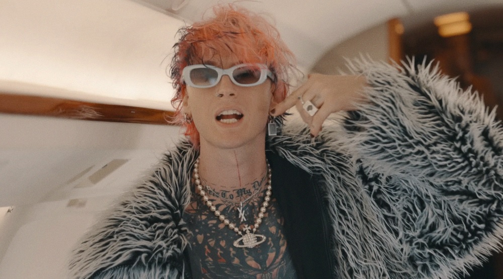 Machine Gun Kelly вернулся к рэпу в клипе «Pressure»