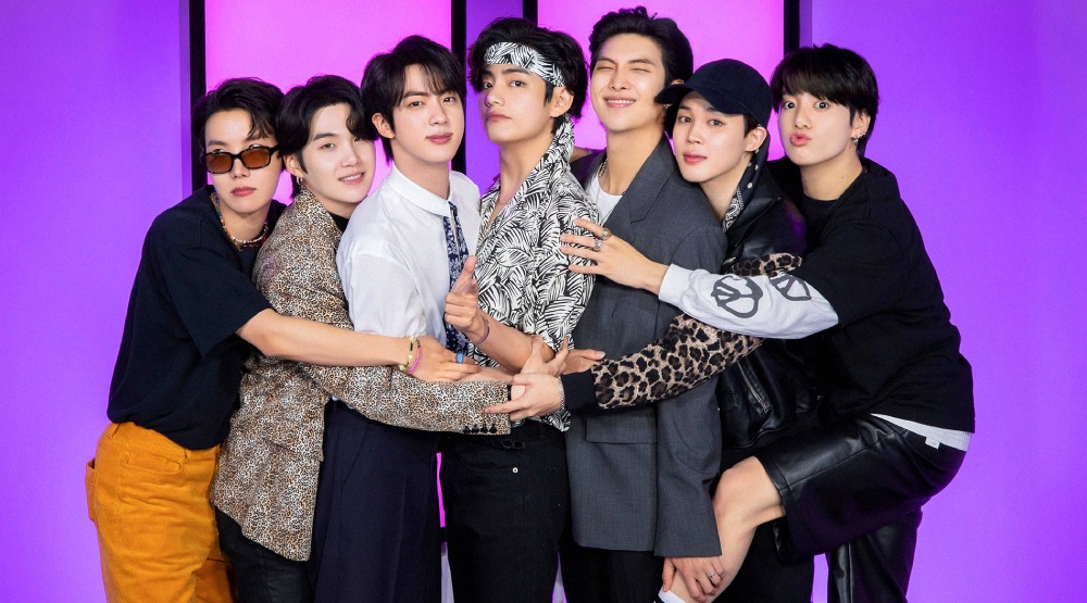 Книга о BTS «Beyond The Story: 10-Year Record of BTS» стала ...