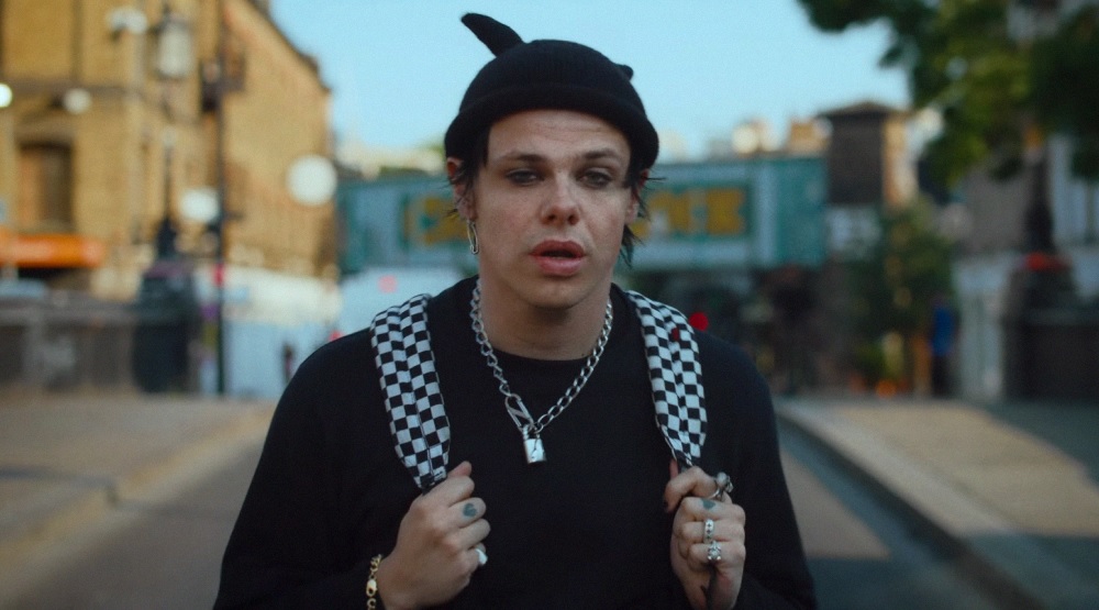 Yungblud сходит с ума на улицах в клипе «Lowlife»