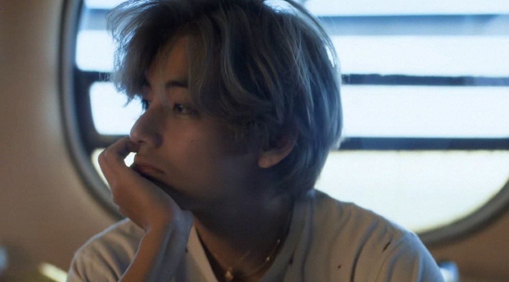 V из BTS выпустил клип «Rainy Days»